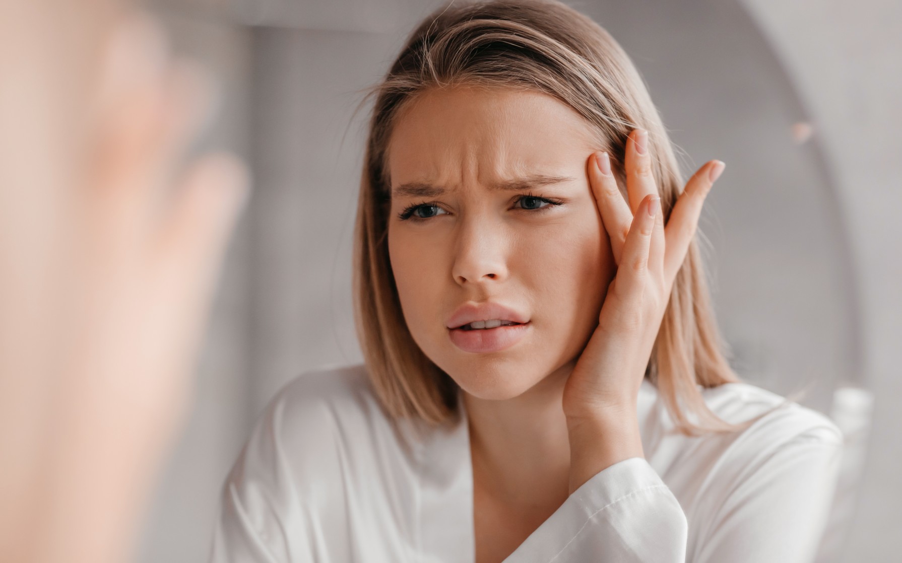 Boutons sur le visage : causes et solutions naturelles