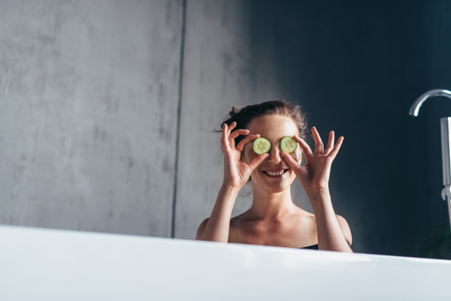 Visage gonflé le matin : comment le dégonfler au réveil